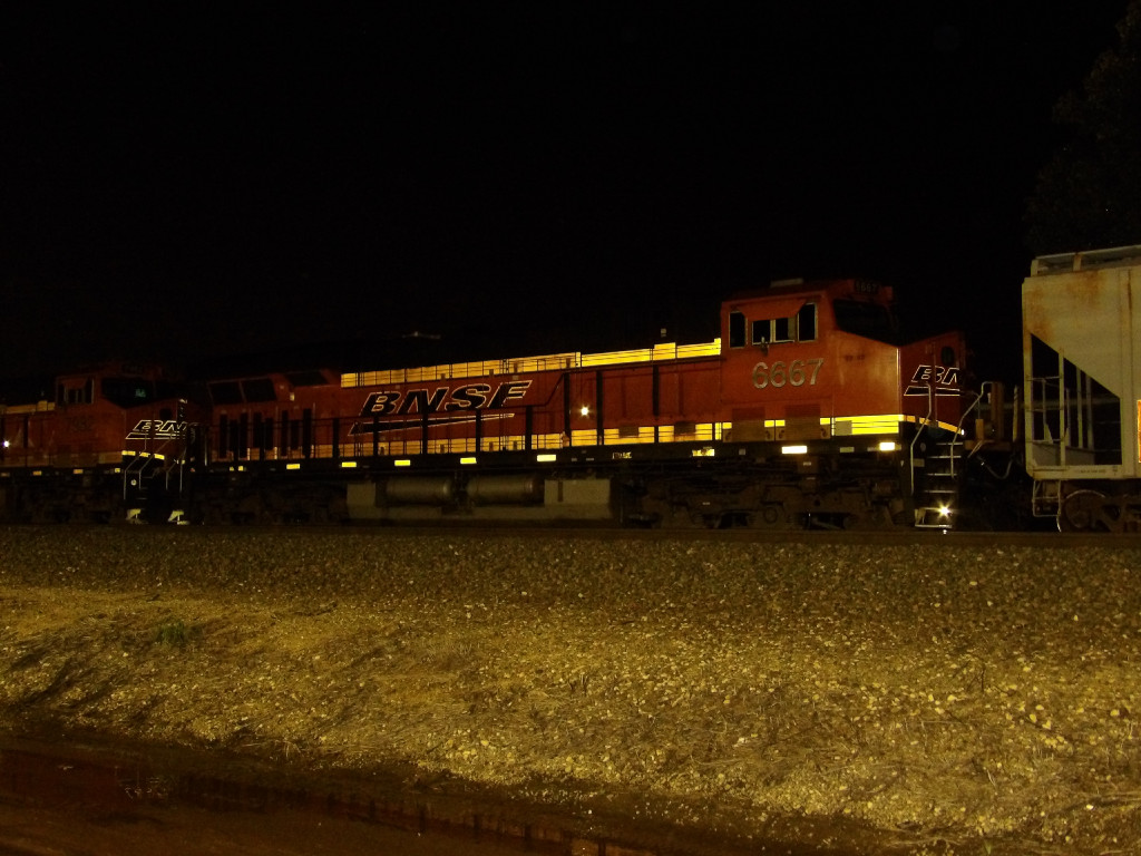 BNSF ES44C4 6667